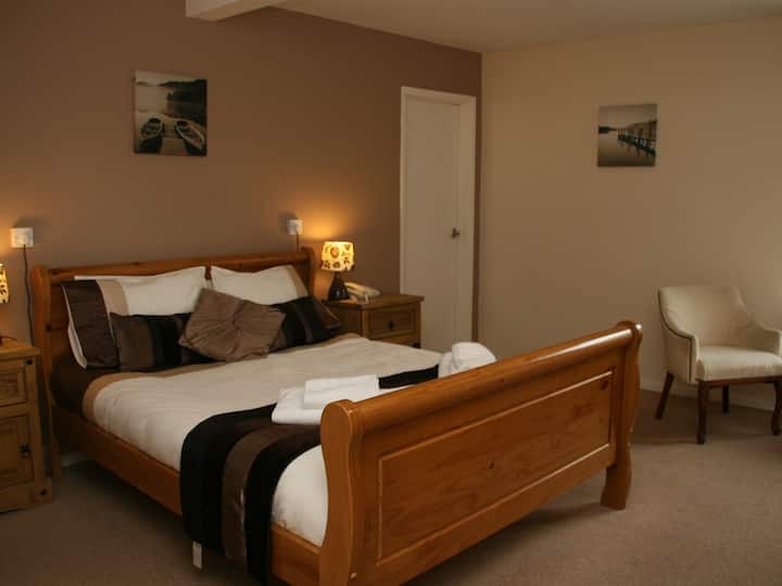 King Ensuite With Bath With A Garden View - Symonds Yat