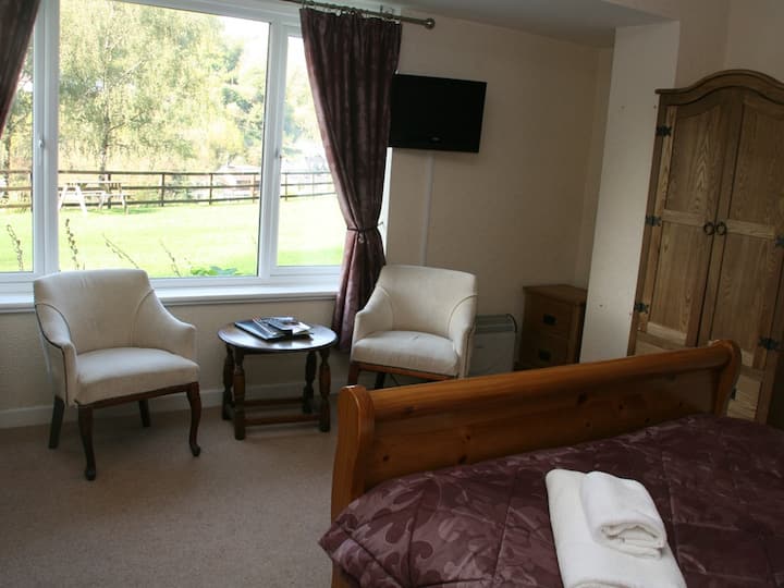 King Ensuite With Shower With A Garden View At Roy - Ross-on-Wye