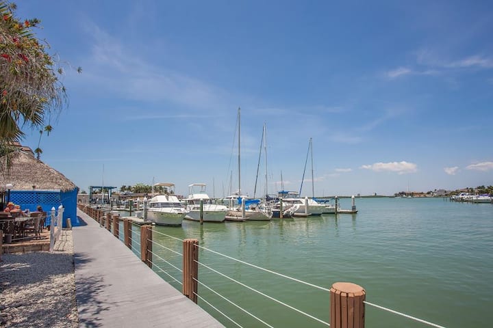 Modern And Spacious Cabana Condo-come Enjoy - Marco Island, FL