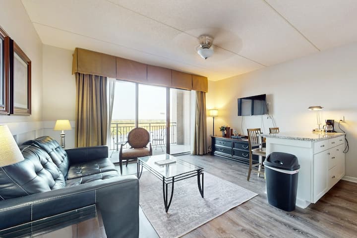 New Listing! Lovely Riverfront W/ Balcony 1 Bedroom Condo - Wilmington, NC