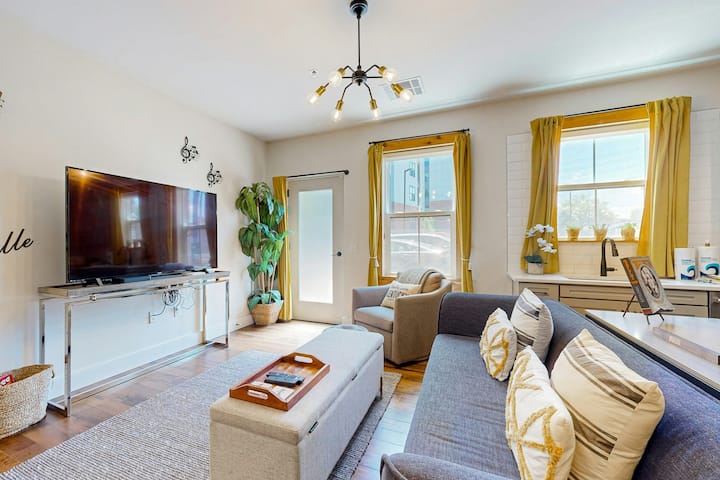 Stunning 2br Near Downtown, Pool & Outdoor Lounge