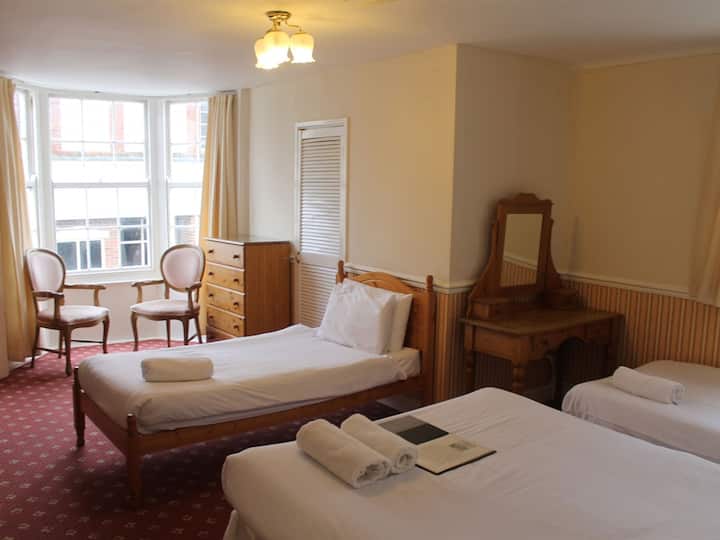 Superior Quad Ensuite At A Maiden Rest - Weymouth, UK