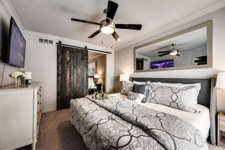 Casual Comfort 2-story Loft, Fireplace, Patio - Dallas, TX