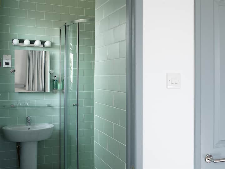 Deluxe King Ensuite With Shower With A Sea View At - Falmouth