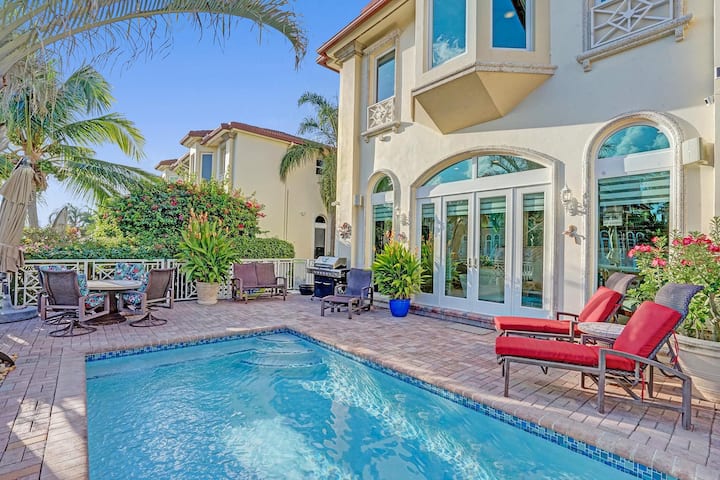 Immaculate Waterfront Villa - North Miami Beach