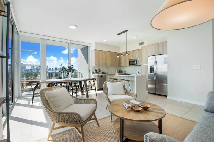 Amazing Ocean Views  2/2 Condo, Best Location - Miami, FL