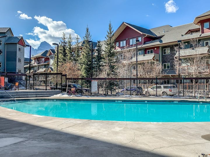 Mountain Family Getaway Outdoor Pool & Hot Tub - Canmore