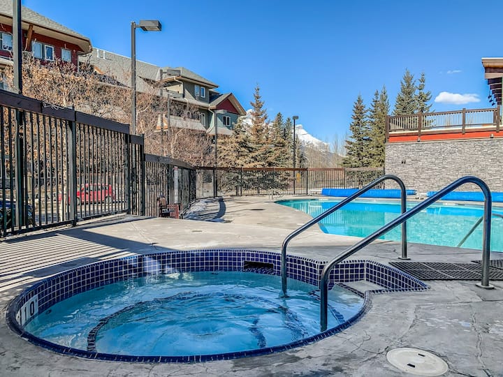 Mountain Family Getaway Outdoor Pool & Hot Tub - Canmore