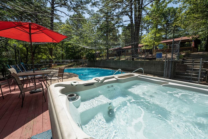 1 Mile To Sdc | Wooded Cabin Sleeps 6 + Firepit - Missouri