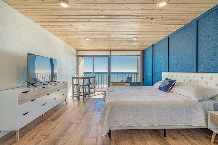 Oceanfront! Snowbirds Welcome! Indoor/outdoor Pool - Myrtle Beach, SC