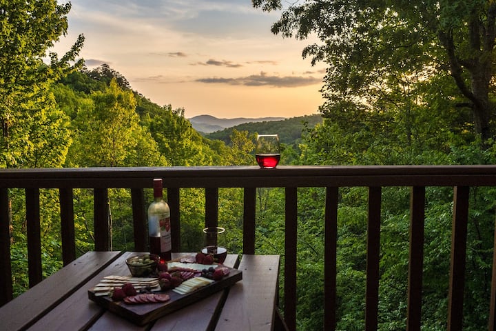 Smoky Mtn 4br Retreat | Hot Tub + Scenic Views - Townsend, TN