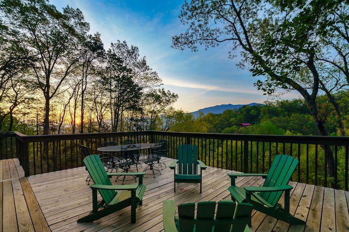 Great Views! Game Room - Hot Tub - Fire Pit - Gatlinburg, TN