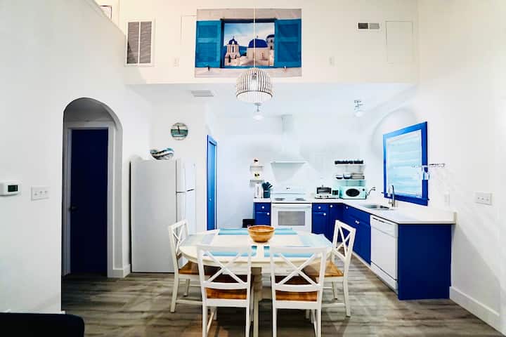 Santorini Cave Style Cottage With Fenced-in Yard - Carrboro, NC