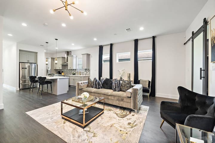 Contemporary Luxe | New 3br Home | Balcony & Wifi - Houston, TX