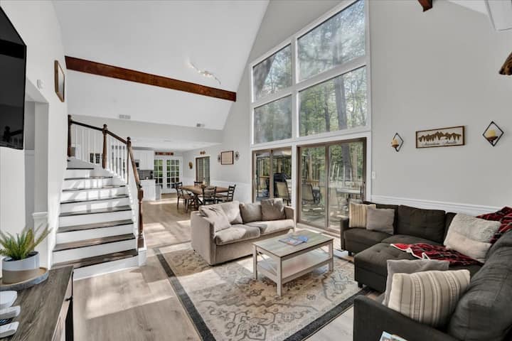 5br Chalet With Sauna, Fire Pit, Games & Jacuzzi - Mount Pocono, PA
