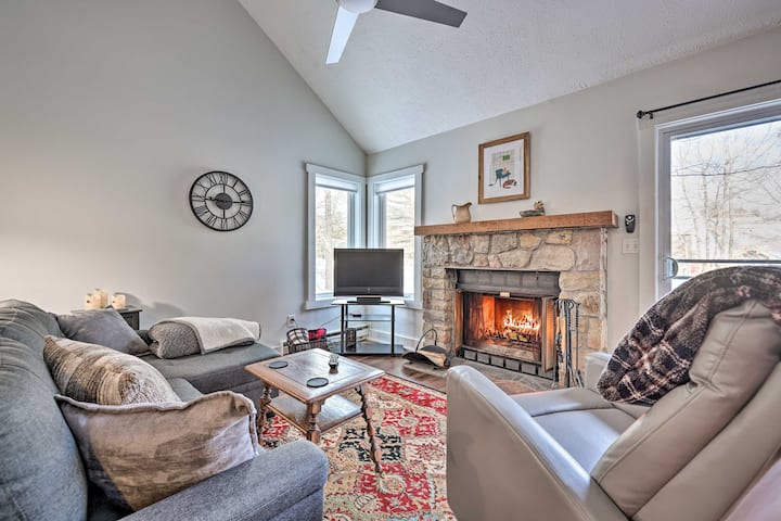 < 1 Mi To Jack Frost: Lake Harmony Townhome! - Pocono Mountains, PA