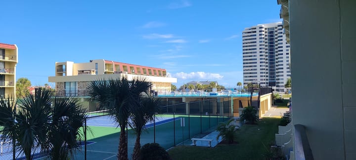 Condo Across The Street From Daytona Beach, Lots O - Daytona Beach, FL