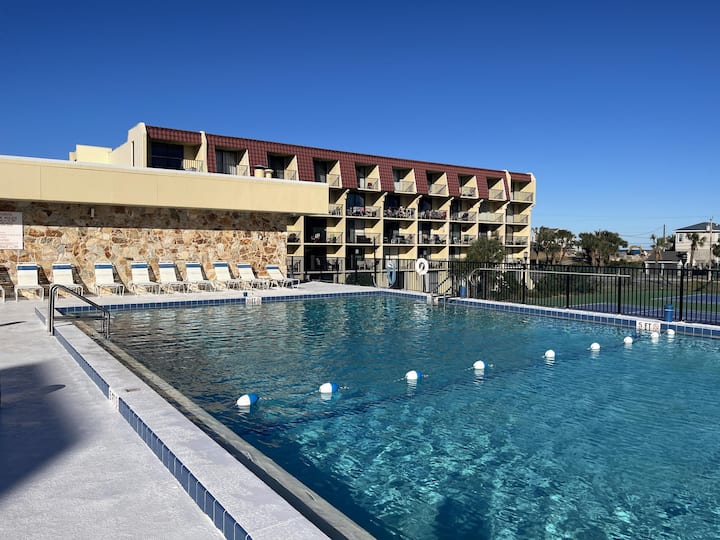 Condo Across The Street From Daytona Beach, Lots O - Daytona Beach, FL