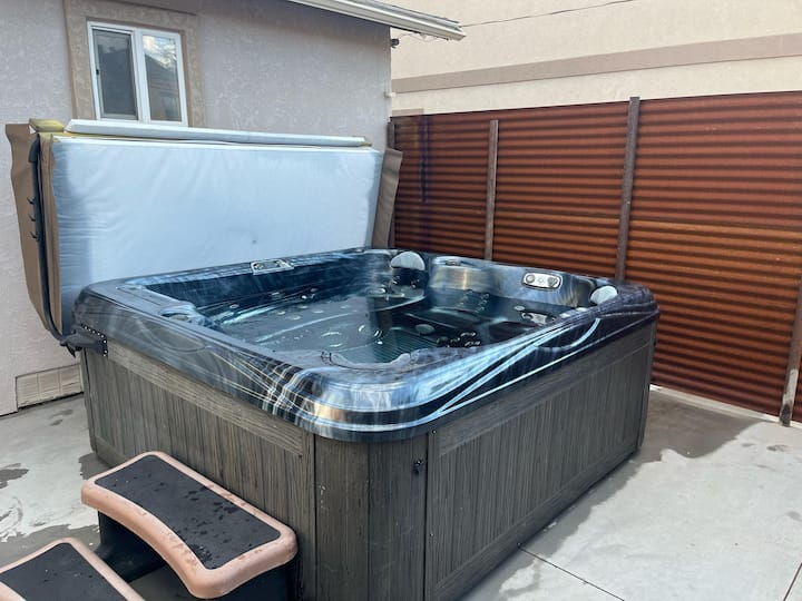 Kick Aspen: Dog Friendly Home W/ Hot Tub - Highline Lake State Park, Loma