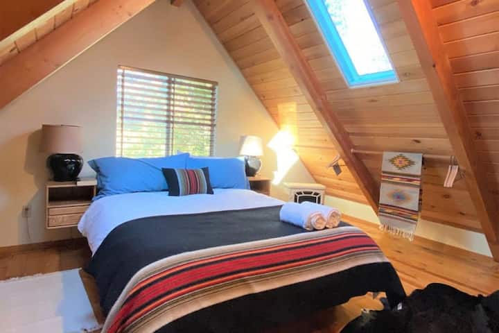 The Moose, Stylish Farmhouse Cabin Near Yosemite - Groveland, CA
