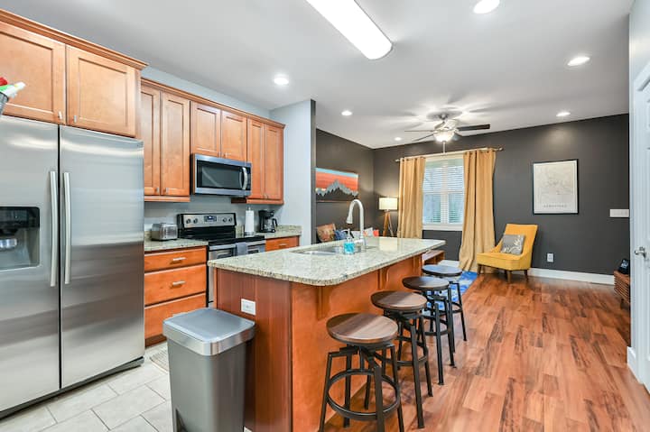 Five Bedroom Home Close To Downtown - Weaverville, NC