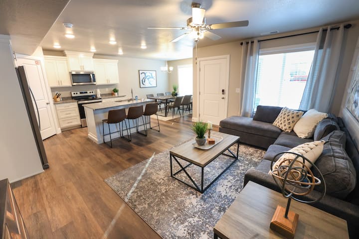 255 - Bear Lake Escapes. New And Ready For You! - Garden, UT