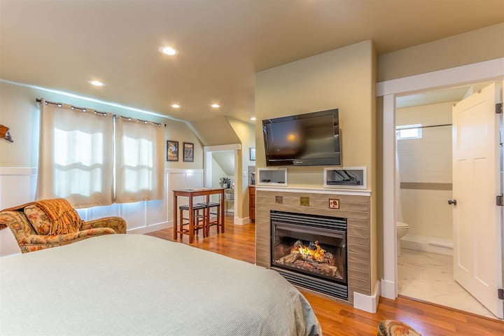 Walkable Bend Bungalow W/ Bikes Included - Bend, OR