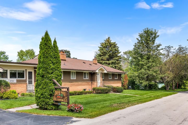 Greenway Log Cottage - Lodge - Green Lake, WI