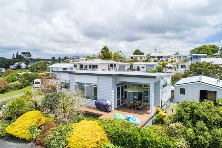 Ocean Views - Modern, Sunny, Pet Friendly Holiday Home Only A Short Walk From The Estuary - Mangawhai Heads