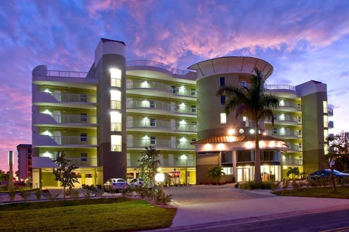 Florida Getaway! 3 Comfortable Units With Kitchen! - Treasure Island, FL