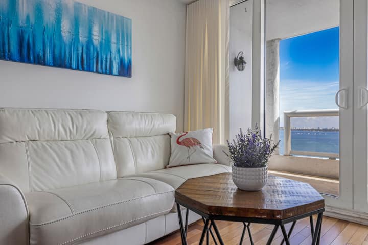 Balcony & Bay View | Downtown | Gym | Staycozy - Miami