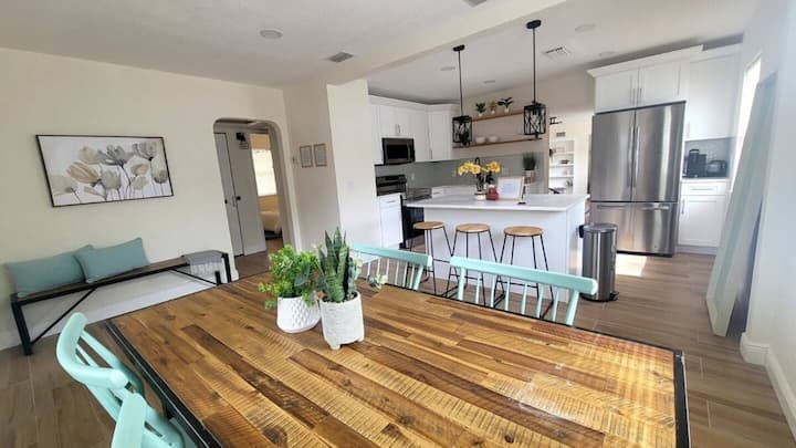 Renovated Spacious 4 Br, 2 King Bed Near Dt Dalí - St. Petersburg, FL