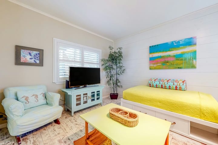 Cheerful 1br First Floor With Patio, Pool - North Padre Island, TX