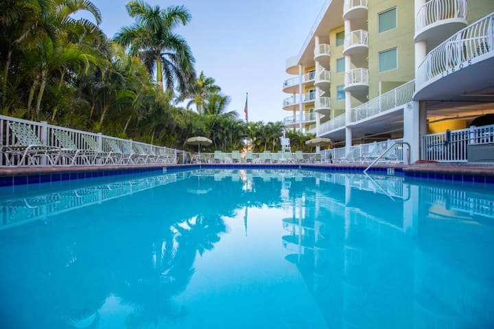 2 Gulf Views Units, Free Parking, Pool And Hot Tub - St. Pete Beach, FL