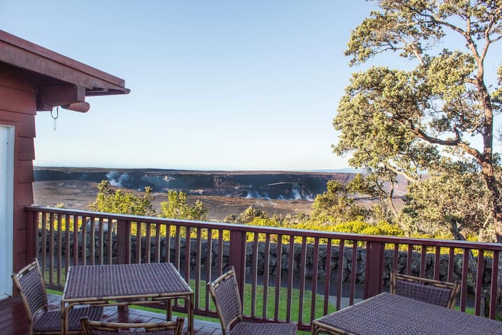 Relax And Unwind! 2 Sleek Units, Bar, Free Parking - Volcano, HI