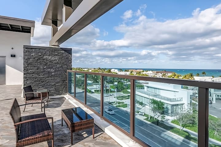 Sun, Sand, And Surf! Pool, Bar, Steps To Beach - Fort Lauderdale, FL