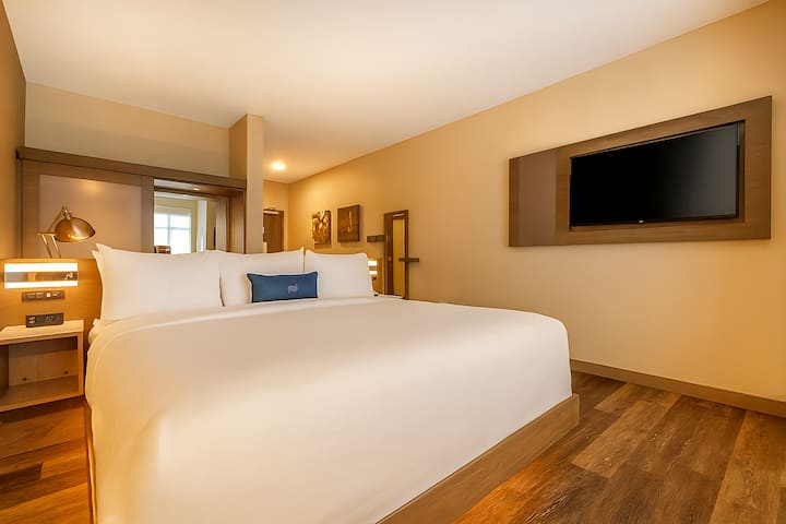 Sun, Sand, And Surf! Pool, Bar, Steps To Beach - Fort Lauderdale, FL