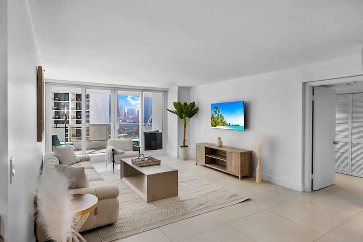Downtown Bayfront Apt | Private Balcony | Staycozy - Miami