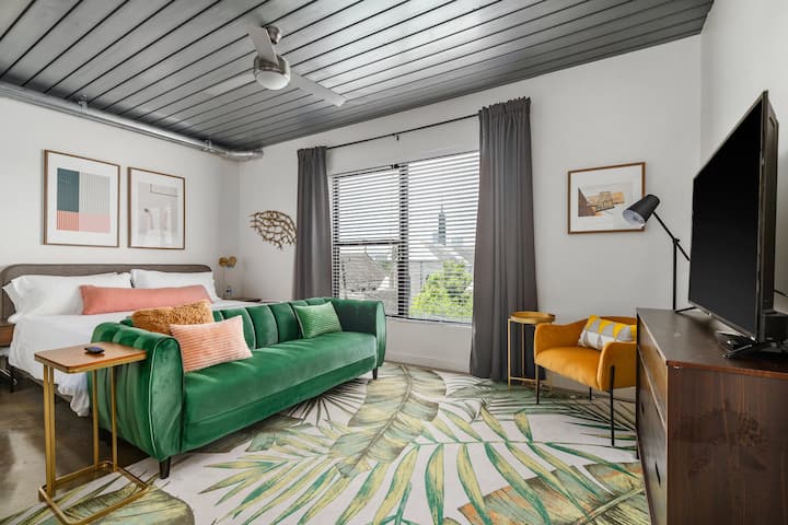 Lodgeur | Studio Loft With Fab Sunsets | Midtown - Houston, TX