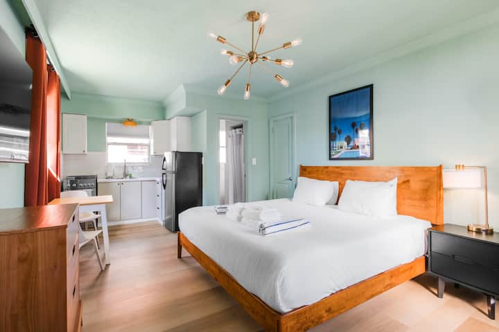 Renovated 2025 - Retro Beach Oasis With Color Pop - Clearwater Beach, FL