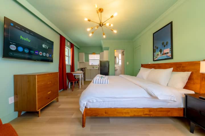 Renovated 2025 - Retro Beach Oasis With Color Pop - Clearwater Beach, FL