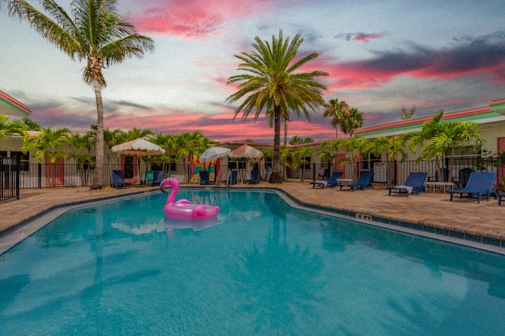 Renovated 2025 - Retro Beach Oasis With Color Pop - 達尼丁