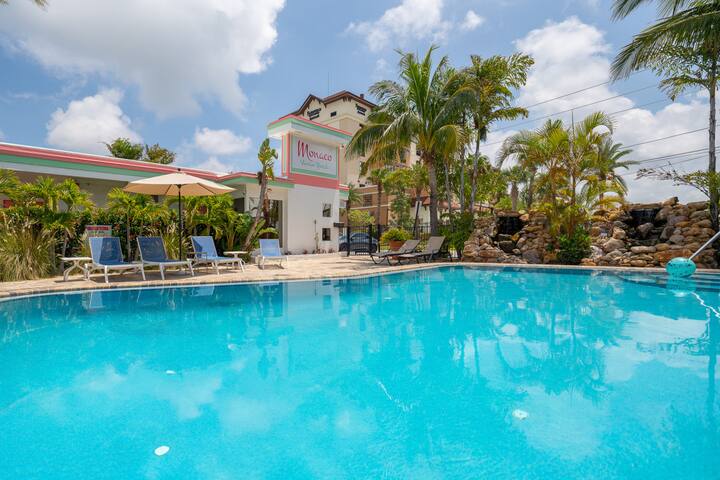 Renovated 2025 - Retro Beach Oasis With Color Pop - クリアウォーター・ビーチ, FL