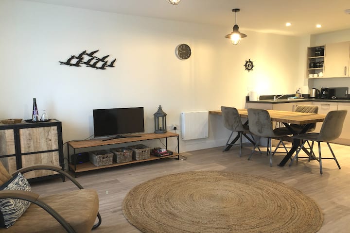 Immaculate, 2 Bed Apartment, Central With Parking! - Exmouth