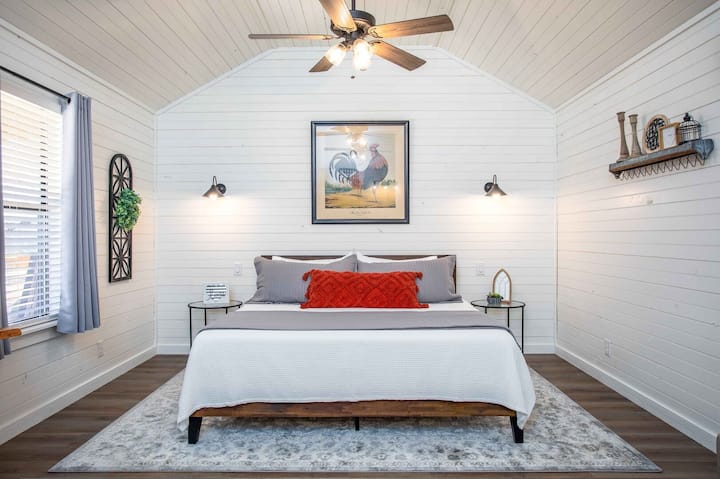 Emmy's Haus | Country Cabin For Couples - Texas