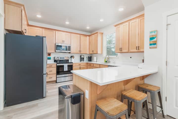 The Blue Door- Gorgeous Brand New 2022! Near Beach - Cloverdale, OR