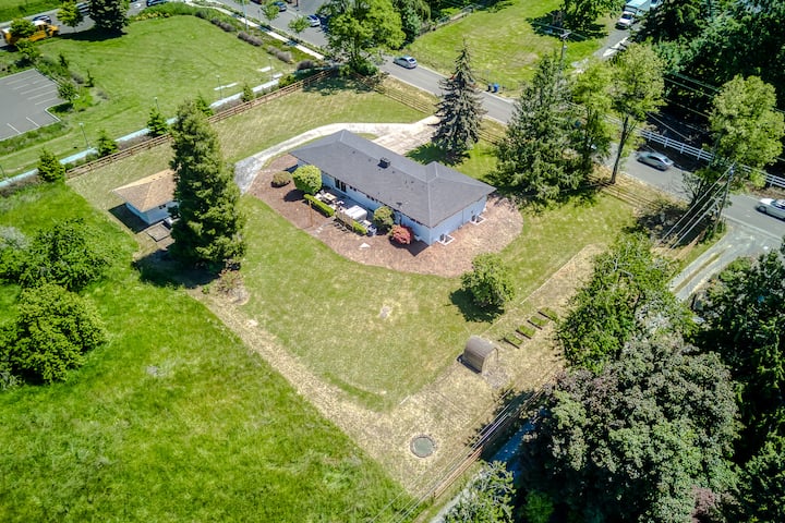 Two Acres Home Hot Tub, Pool Table And Game Room - Oregon City, OR