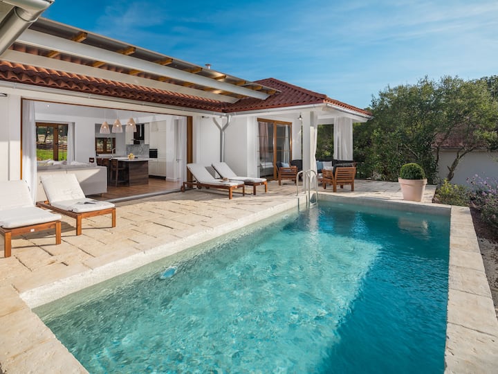 Luxury Beachside Villa Porto Bus By Interhome - Rovinj