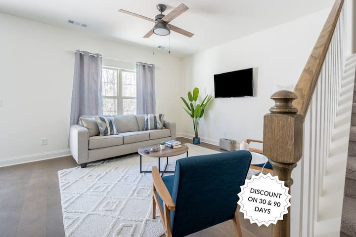 1 King 2 Queens | Garage | Yard | Washer & Dryer - Hendersonville, TN