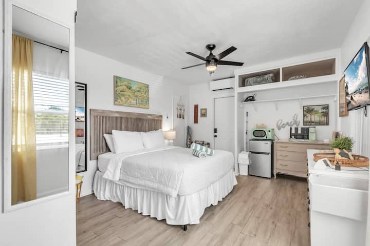 Stylish Waterside Studio 2 Blocks To Beach - Clearwater Beach, FL